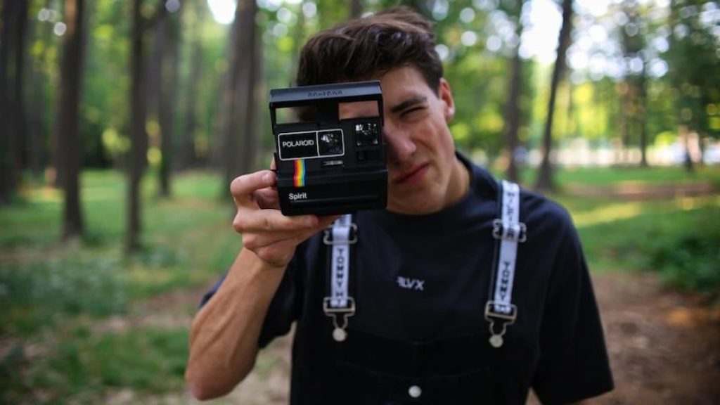 Boris (30): Po zesnulém dědovi jsem si nechal starý polaroid. Každá ...