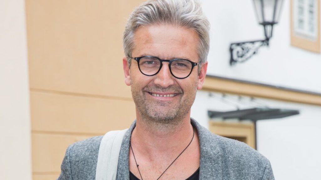 Prošedivělý sympaťák Roman Zach se v nové pohádce dočká omlazení. Blond ...