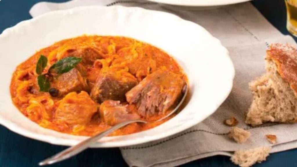 Snadný segedínský guláš: Klasika, kterou lze odlehčit hned několika způsoby