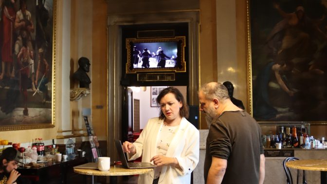 Galerie: SuperWoman Kateřina Kněžíková: Backstage focení s Lucií Robinson v Národním divadle ...