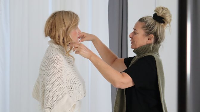 Galerie: Backstage SuperWoman: Zasněžená romance Katariny Emmy Schapiro – fotka 2 – Lifee.cz