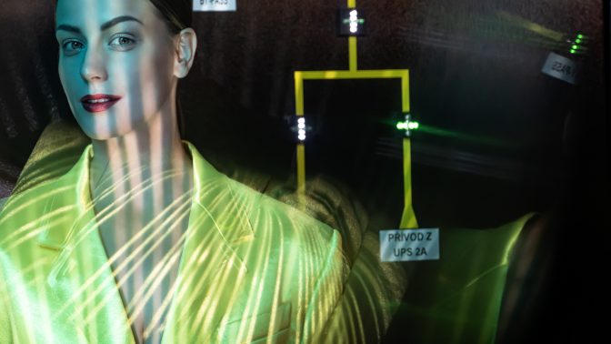 Galerie: Backstage SuperWoman: Vědkyně Tereza Bartoníčková si v datacentru vyzkoušela proměnu ve ...