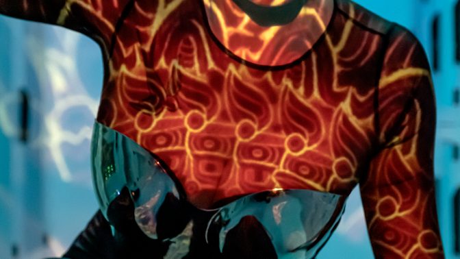 Galerie: Backstage SuperWoman: Vědkyně Tereza Bartoníčková si v datacentru vyzkoušela proměnu ve ...