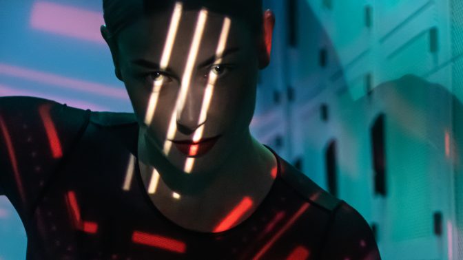 Galerie: Backstage SuperWoman: Vědkyně Tereza Bartoníčková si v datacentru vyzkoušela proměnu ve ...