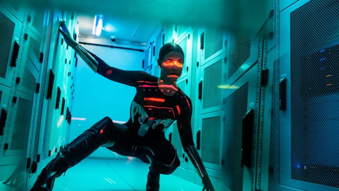 Galerie: Backstage SuperWoman: Vědkyně Tereza Bartoníčková si v datacentru vyzkoušela proměnu ve ...