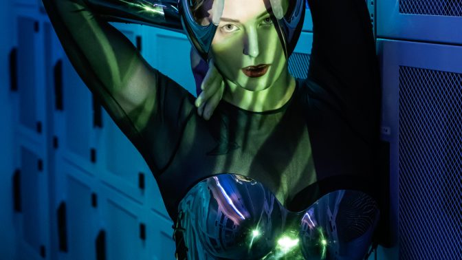 Galerie: Backstage SuperWoman: Vědkyně Tereza Bartoníčková si v datacentru vyzkoušela proměnu ve ...