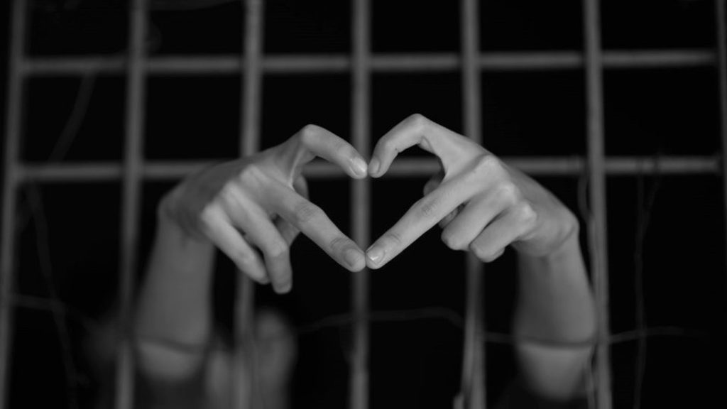 Líbající banditka Edna Murray: Její milenci končili za mřížemi nebo pod ...