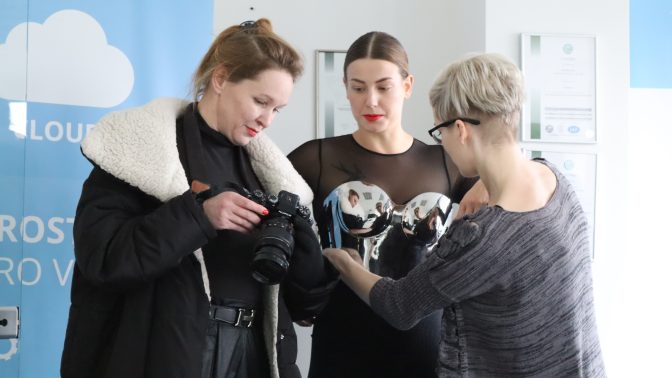 Galerie: SuperWoman Tereza Bartoníčková: Jak se fotilo v nejhlídanějším datacentru Prahy – fotka ...