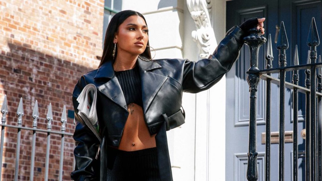 Crop topy trendem jara: Nejen zkrácená trička odhalující bříško, ale i ...