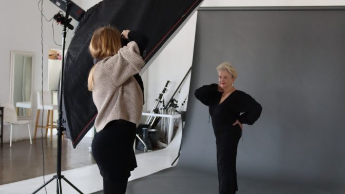 Galerie: Backstage SuperWoman: Jaroslava Valová v důstojné aristokratické eleganci à la Margaret ...