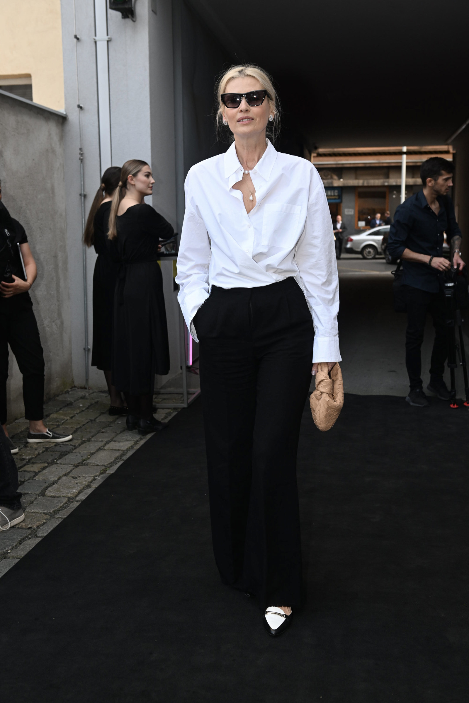 Galerie: Hvězdy na módní přehlídce: Tereza Maxová se sladila do černé s ...