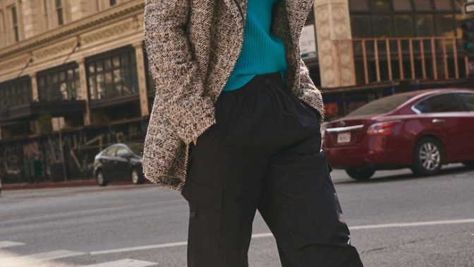 Galerie: Trend do deště i podzimu: Cargo kalhoty se šňůrkami omladí ...