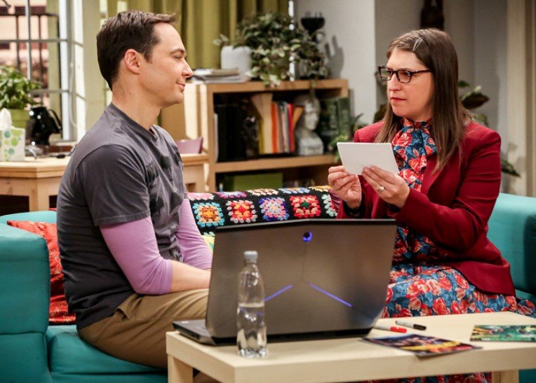 Foto Jim Parsons A Mayim Bialik Jako Sheldon Cooper A Amy Farrah