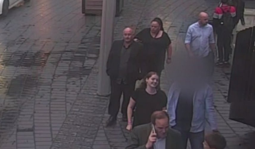FOTO: Grace jde s vrahem po ulici. Dobře se baví. – eXtra.cz