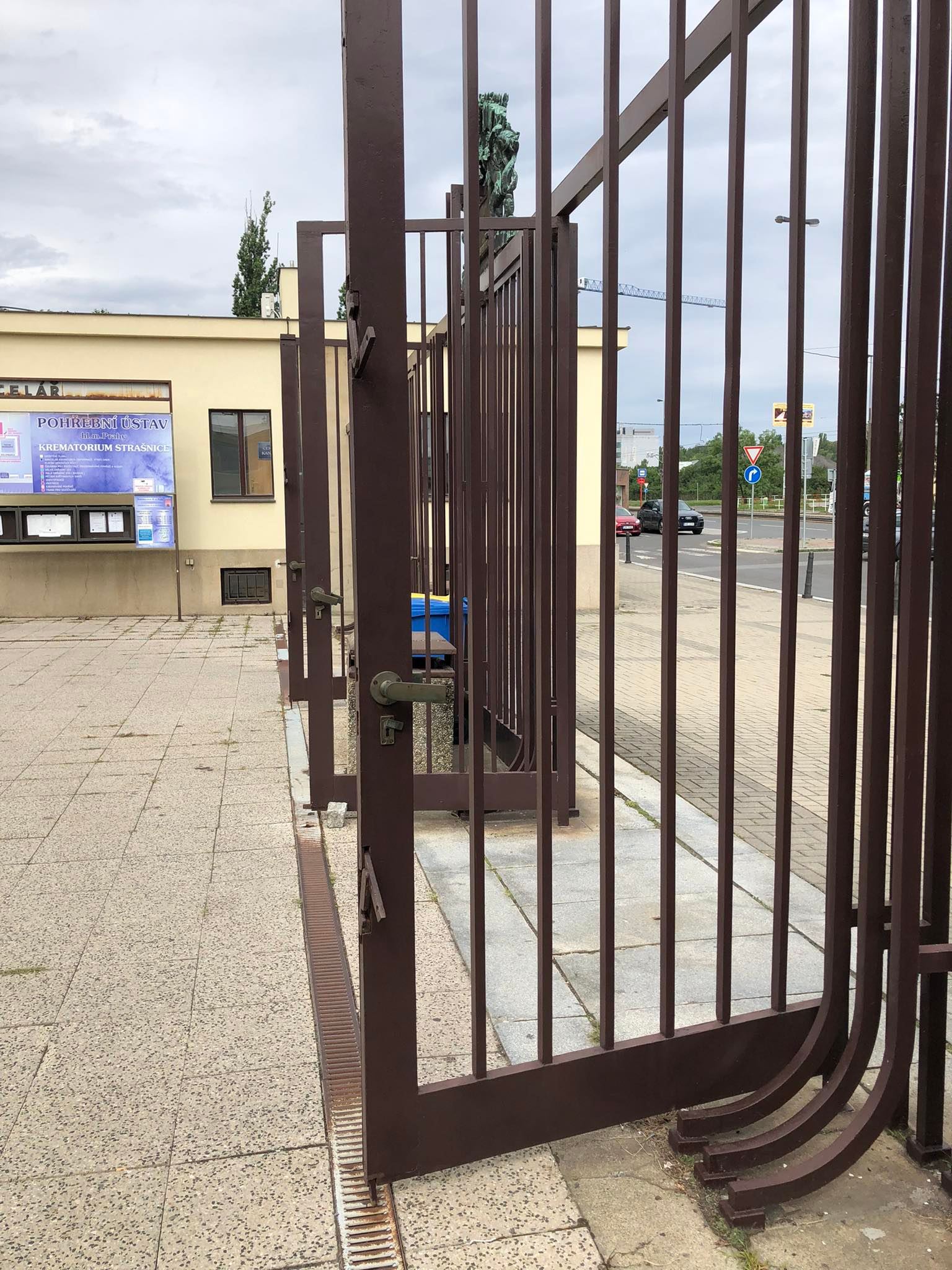 FOTO: Hřbitovní vrata před krematoriem.
