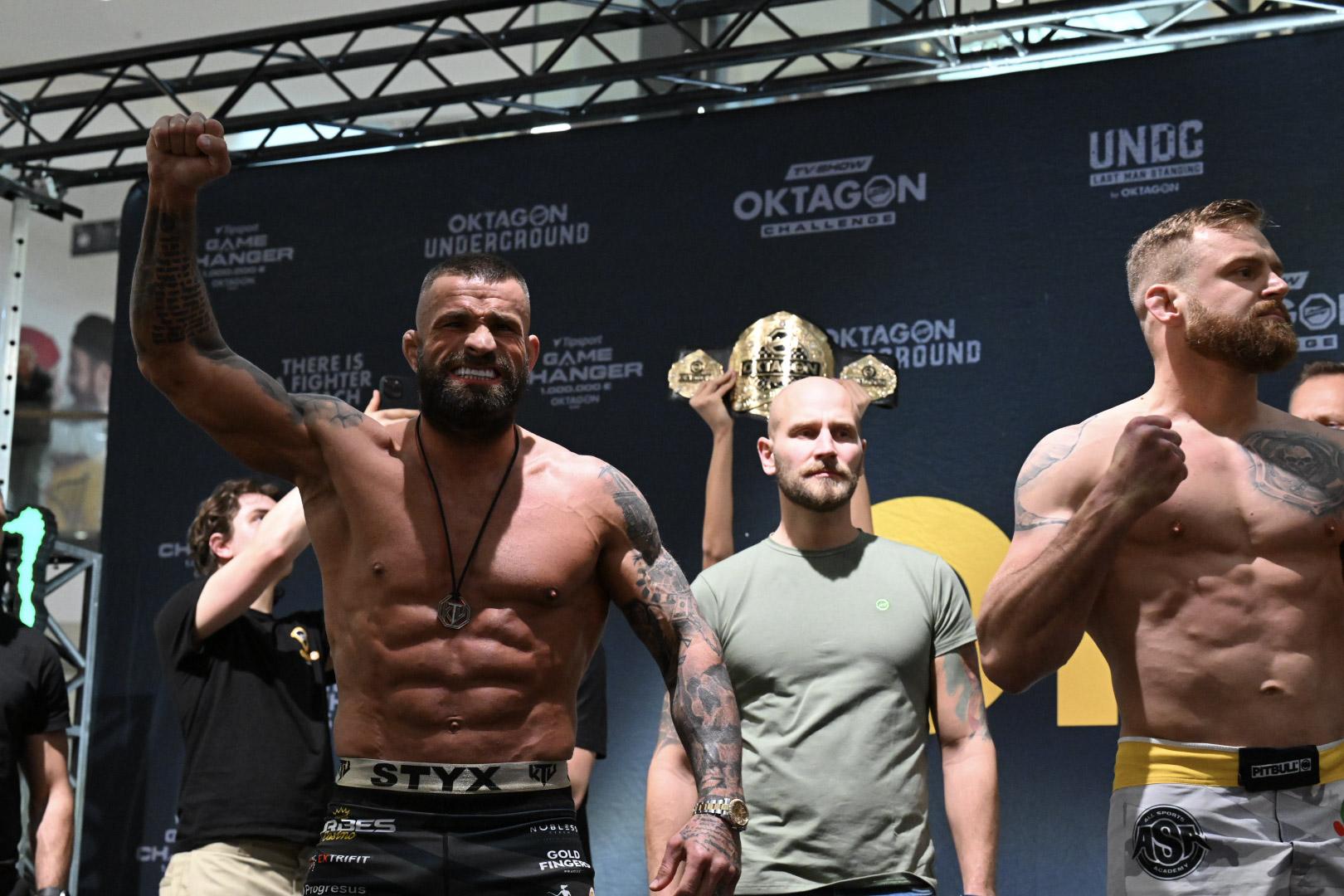 FOTO: Karlos Vémola a Patrik Kincl během veřejného vážení před vzájemným zápasem v Oktagonu MMA ...