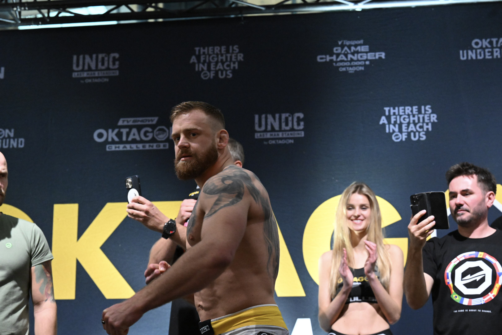 FOTO: Patrik Kincl během veřejného vážení před zápasem s Karlosem Vémolou v Oktagonu MMA.