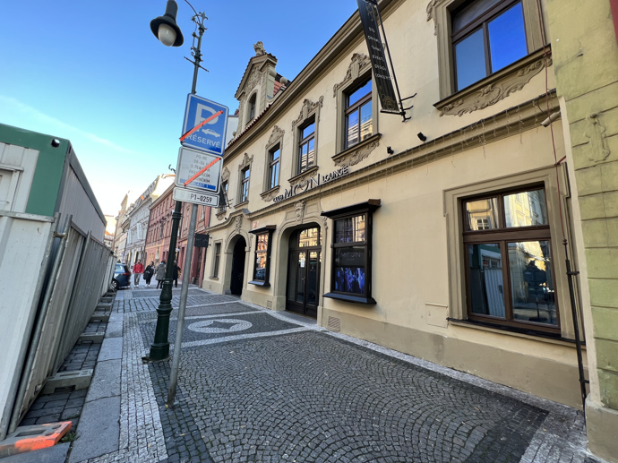 FOTO: Karlos si vodil milenku do pražského bytu v centru Prahy.