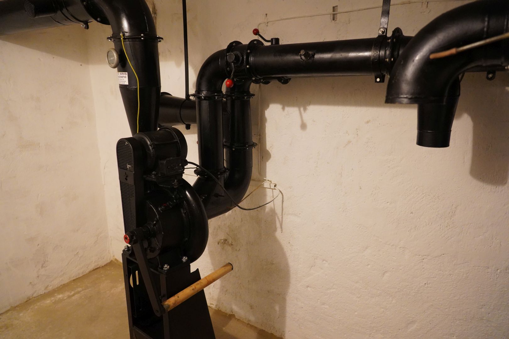 FOTO: V případě výpadku elektřiny lze vzduchotechniku obsluhovat i klikou.