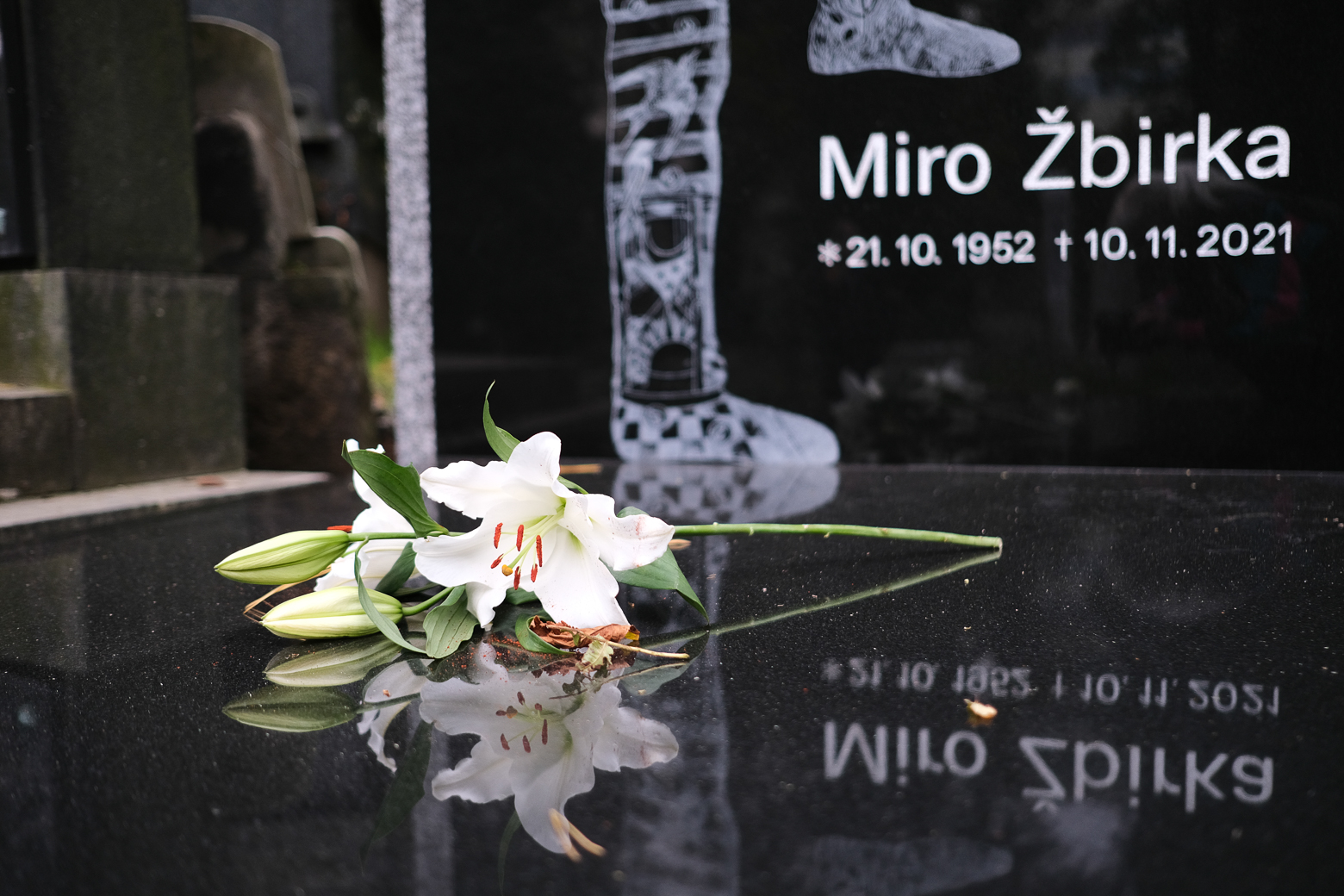 FOTO: Hrob Mekyho Žbirky je dokončen. Legendární zpěvák je pochovaný na ...