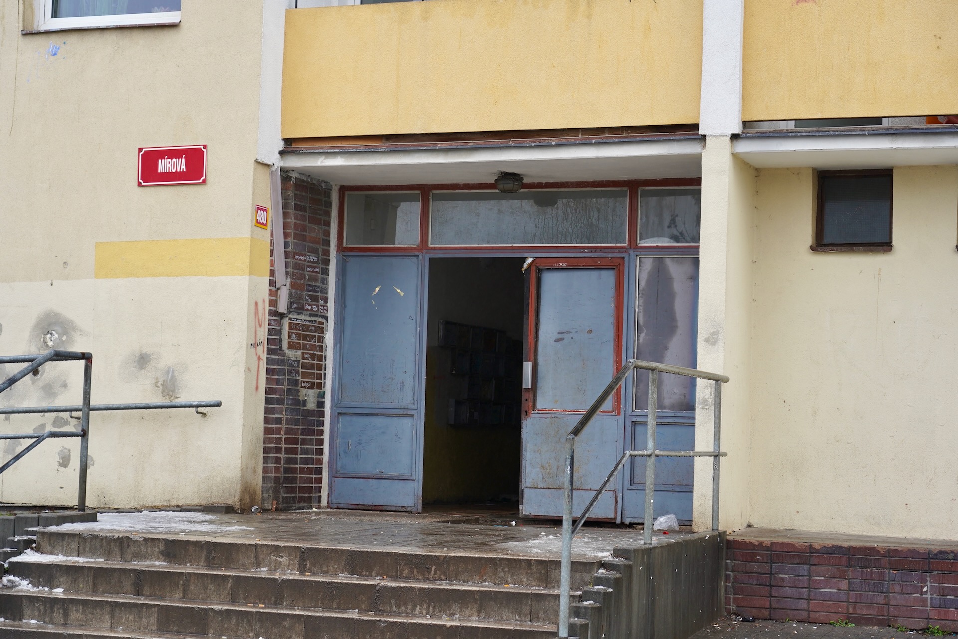 FOTO: Vchod do paneláku.