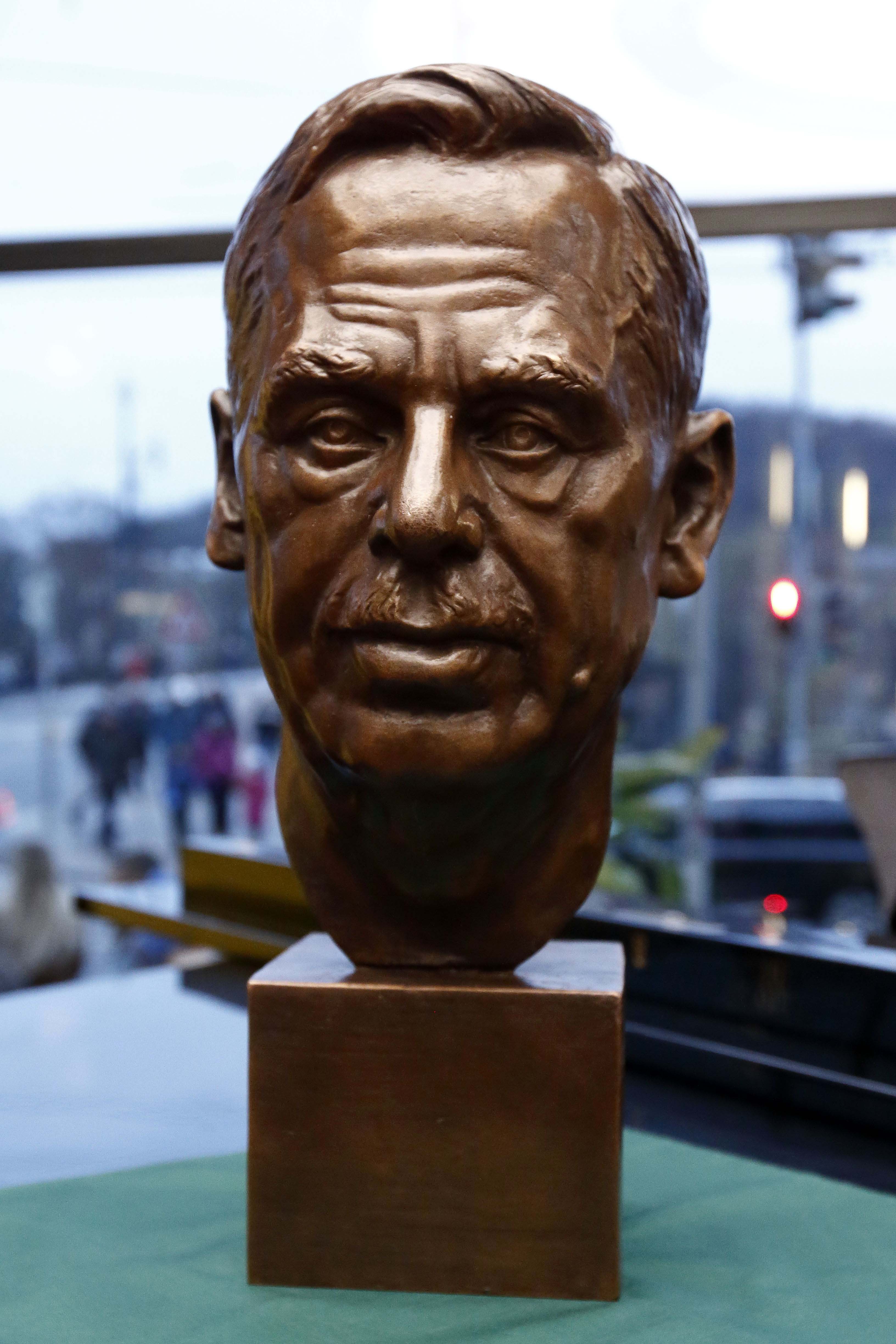 FOTO: Busta Václava Havla má své místo na klavíru.