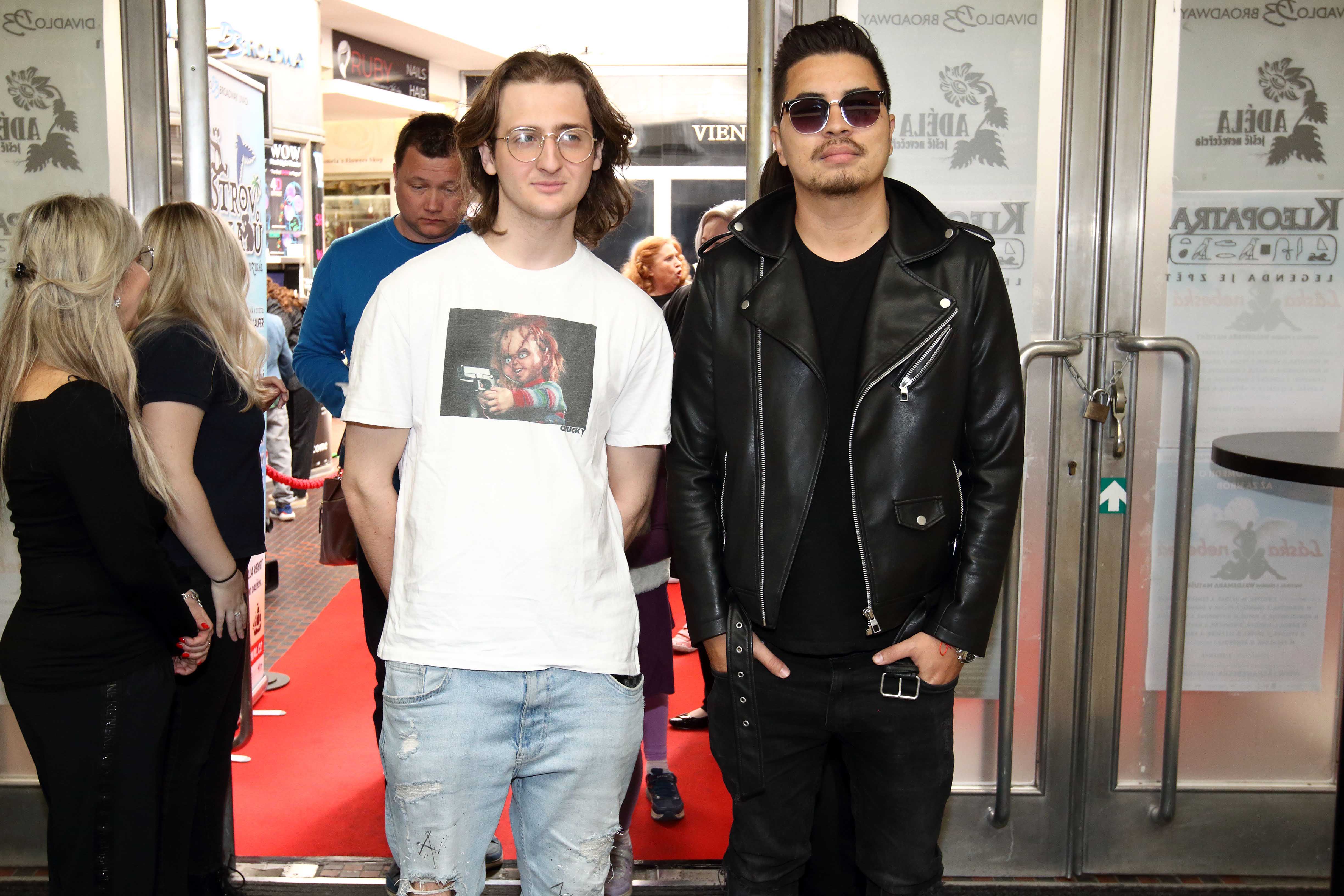 FOTO: Zpěvák Marcus Tran s nevlastním synem Antoniem. – eXtra.cz