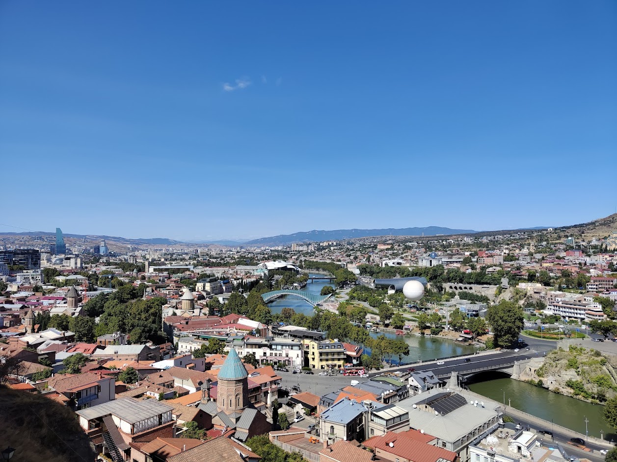 FOTO: Do Gruzie přijely tisíce Rusů. Na snímku hlavní město Tbilisi ...