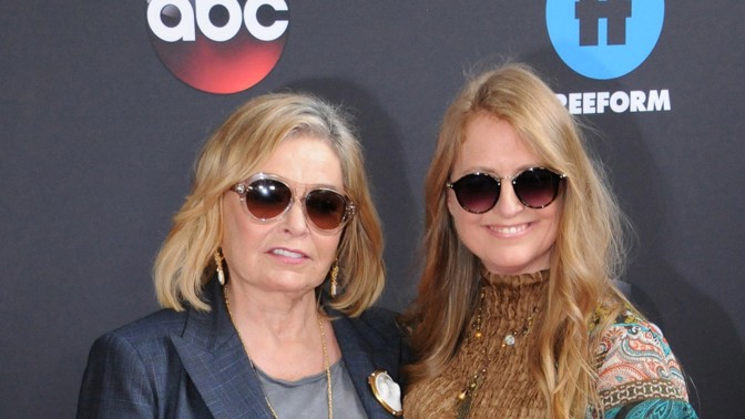 Galerie: Bizarní život hvězdy seriálu Roseanne: Na čele má otištěnou ...