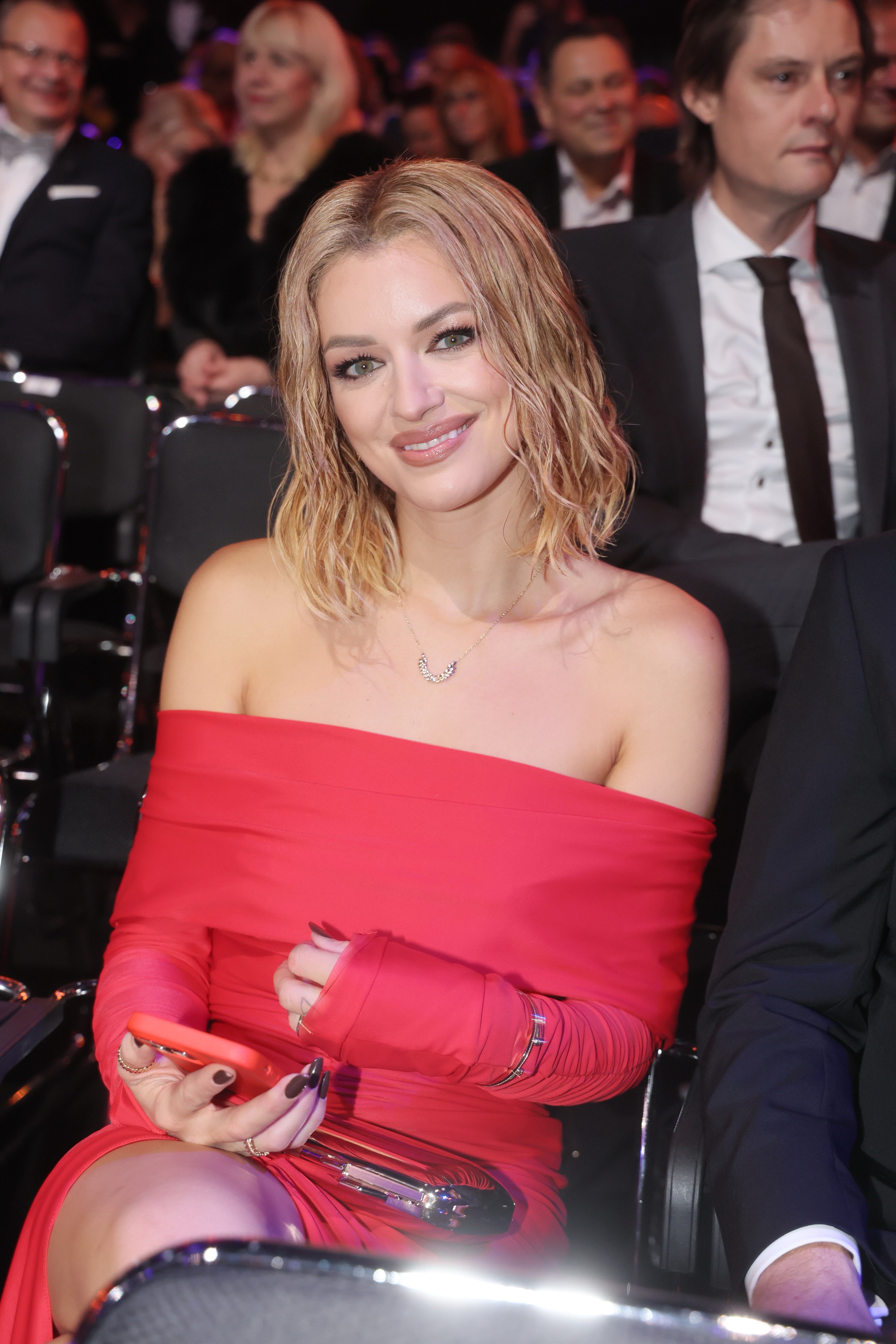 FOTO: Modelka Jitka Boho celá v rudé. – stránka 15