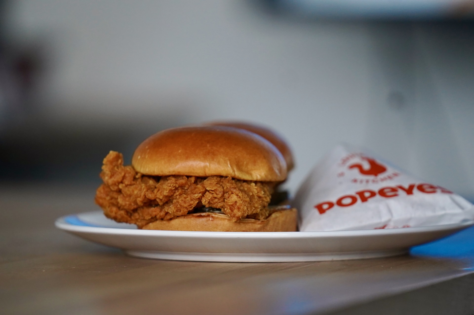 FOTO: Takhle vypadá nejznámější sendvič restaurace Popeyes. – stránka 9