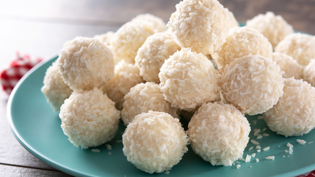 Vánoční cukroví 2023: Recept na nejlepší kokosové kuličky Raffaello z ...