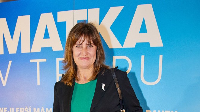 Galerie: Módní policie z premiéry filmu Matka v trapu: Elegantní Jana ...