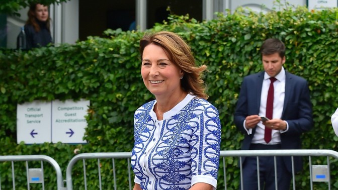 Galerie: Kate Middleton (42) a její matka Carole Middleton (69) nosí ...