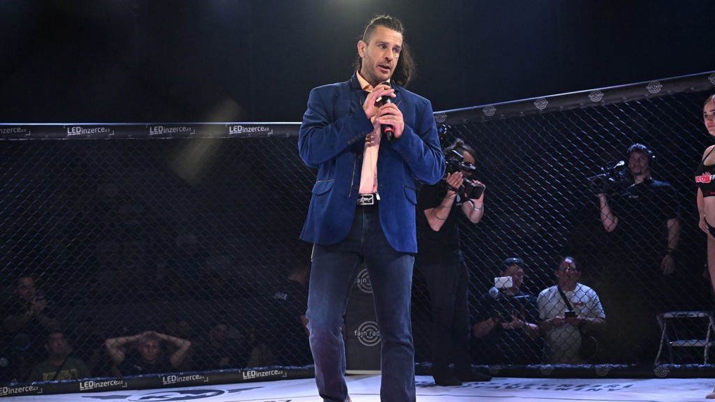 Robert Rosenberg šokoval novým účesem: Nechal si nalepit vlasy