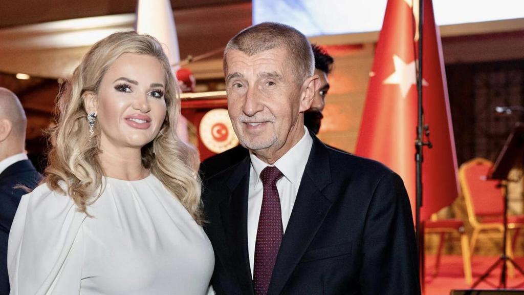 Andrej Babiš vyvedl Moniku do společnosti: V bílých šatech všem ...